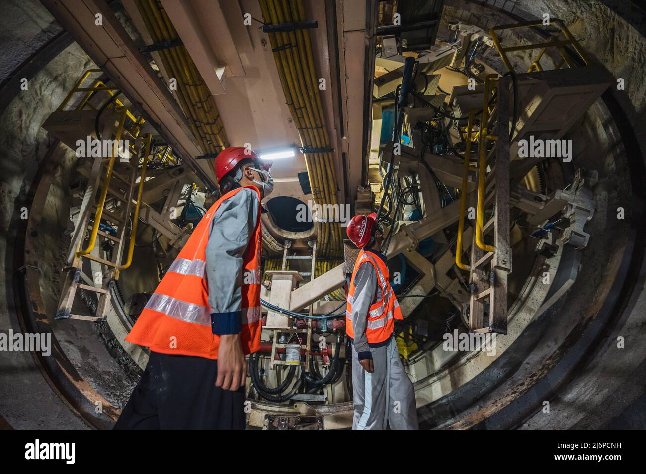 (220503) -- BENTONG, May 3, 2022 (Xinhua) -- Technician Zhao Dong (R ...