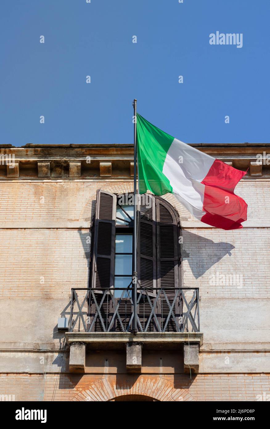 Flag of Italy waving on windy day on a balcony of classical Roman ...