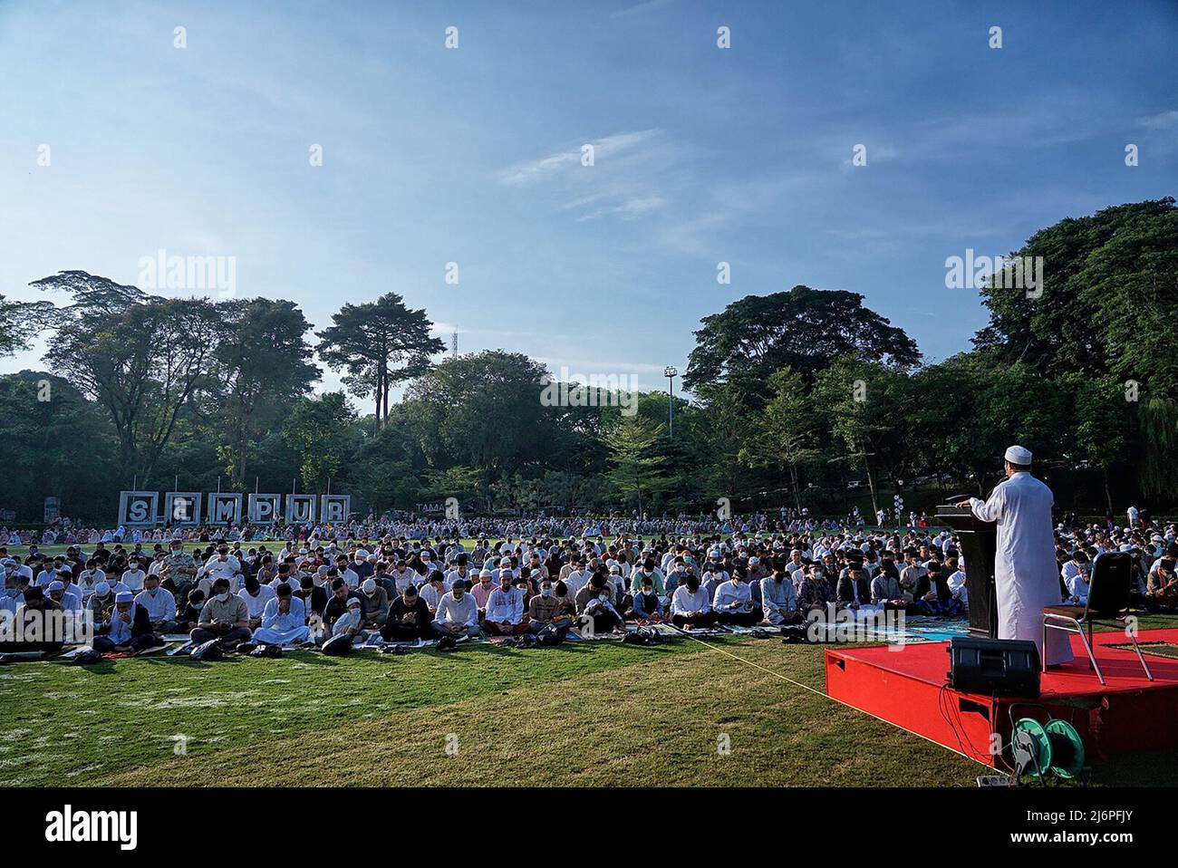 Indonesian Muslims attend Eid al-Fitr prayers at the start of the ...