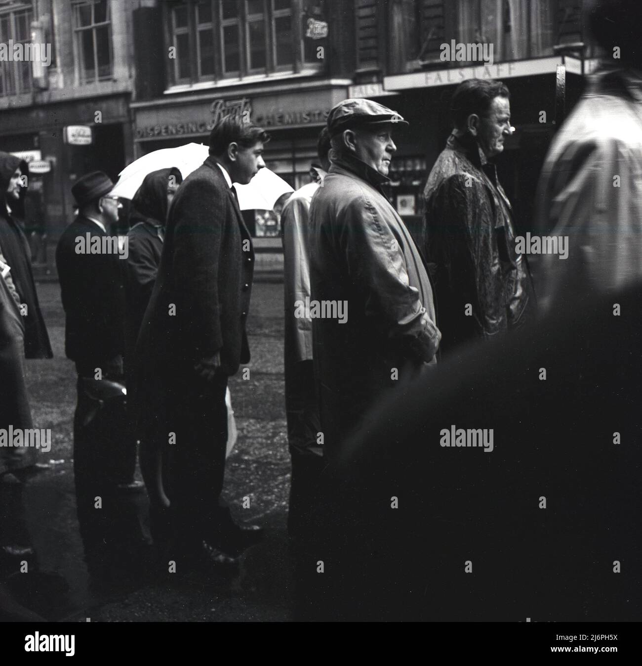 People waiting bus stop london hi-res stock photography and images - Alamy