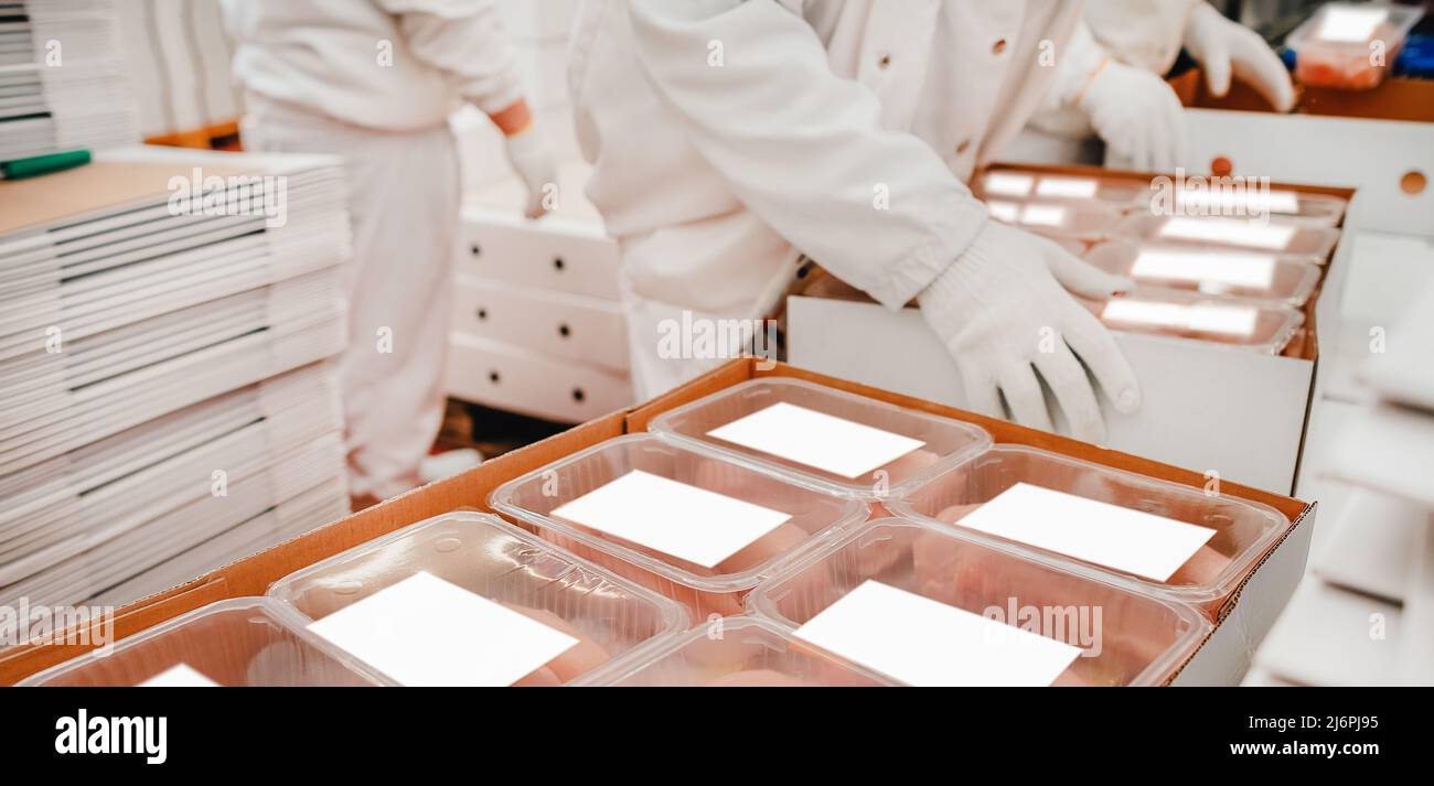 Production process, packaging on the conveyor line of meat in boxes ...