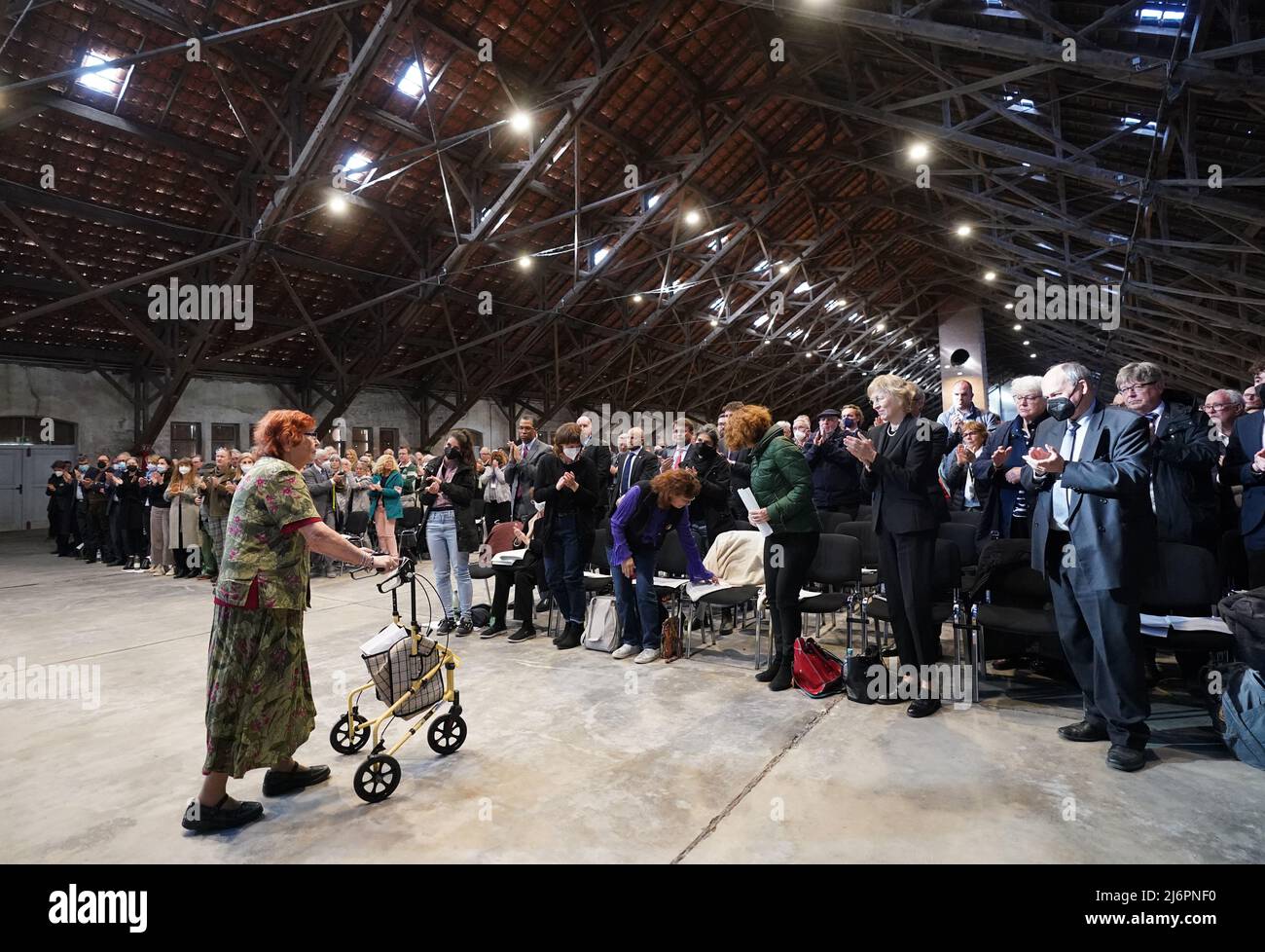 03 May 2022, Hamburg: Guests applaud Helga Melmed (l) from the USA ...