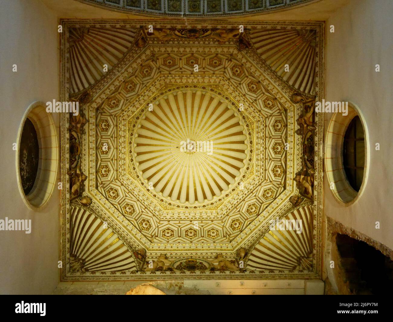 Spanish jewish synagogue ceiling hi-res stock photography and images ...