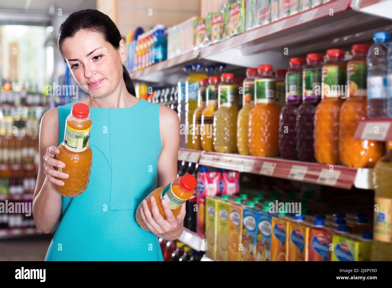 Customer holding drinks supermarket hi-res stock photography and images ...