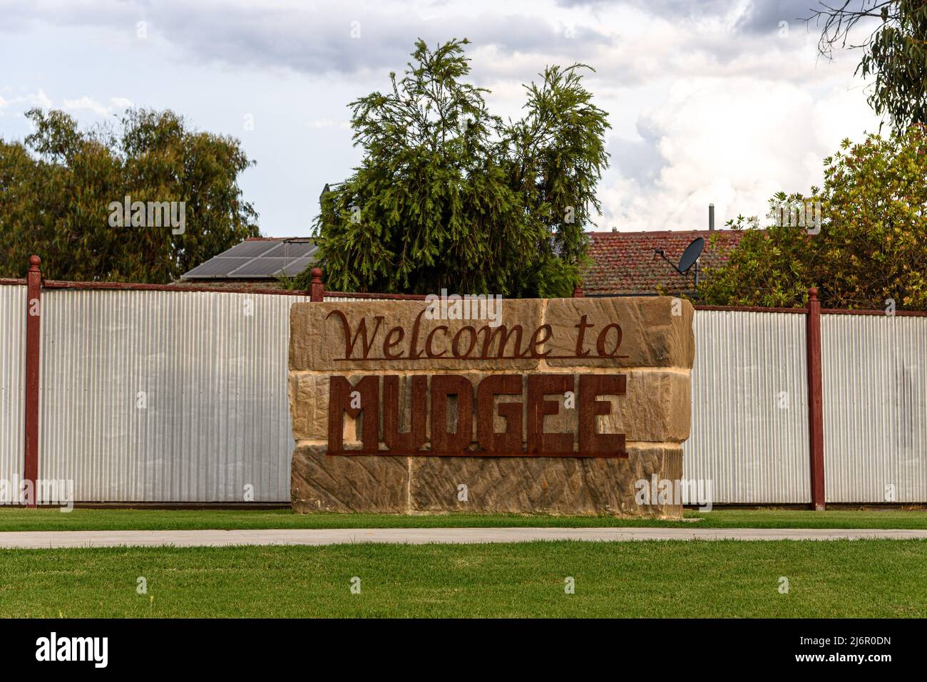 The Welcome to Mudgee sign at the town's edge Stock Photo - Alamy