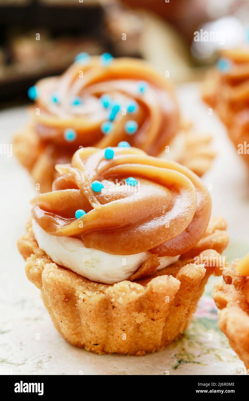 Toffee cupcakes hi-res stock photography and images - Alamy