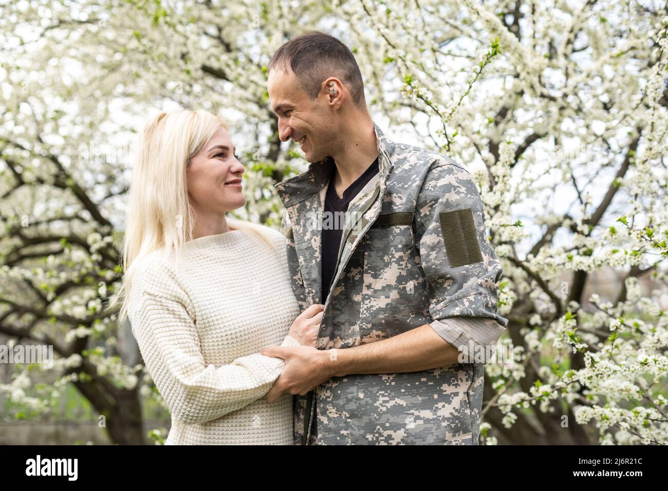 Soldier reunited with wife in park Stock Photo - Alamy