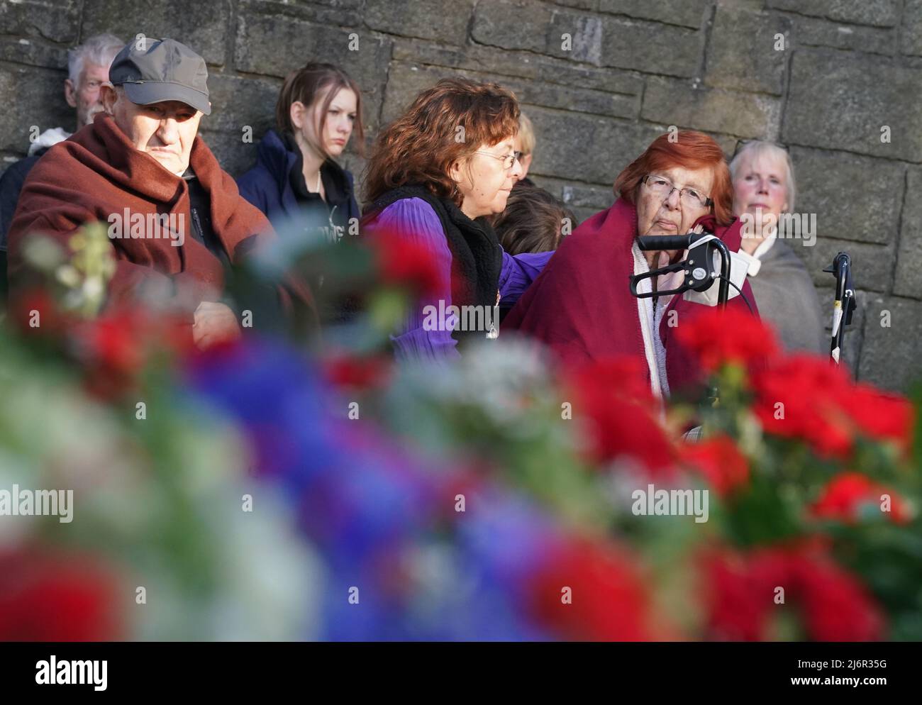 03 May 2022, Hamburg: Helga Melmed (2nd from right) from the USA ...
