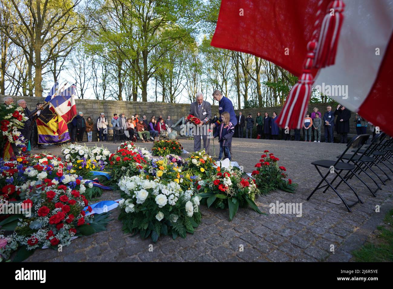 03 May 2022, Hamburg: Mark van den Driessche (l) his five-year-old ...