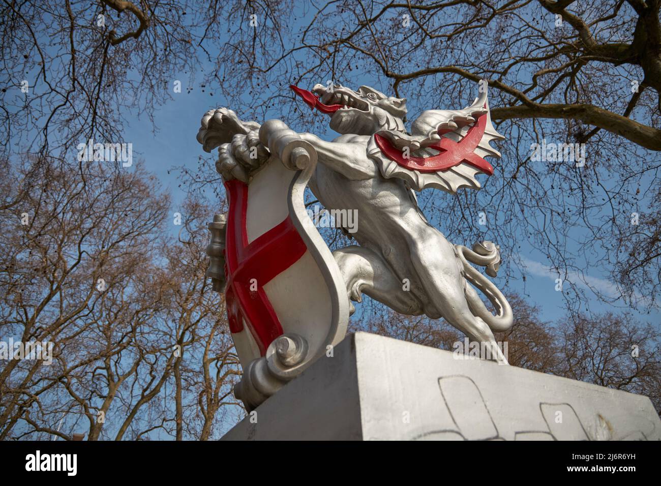 English dragon symbol city london hi-res stock photography and images ...