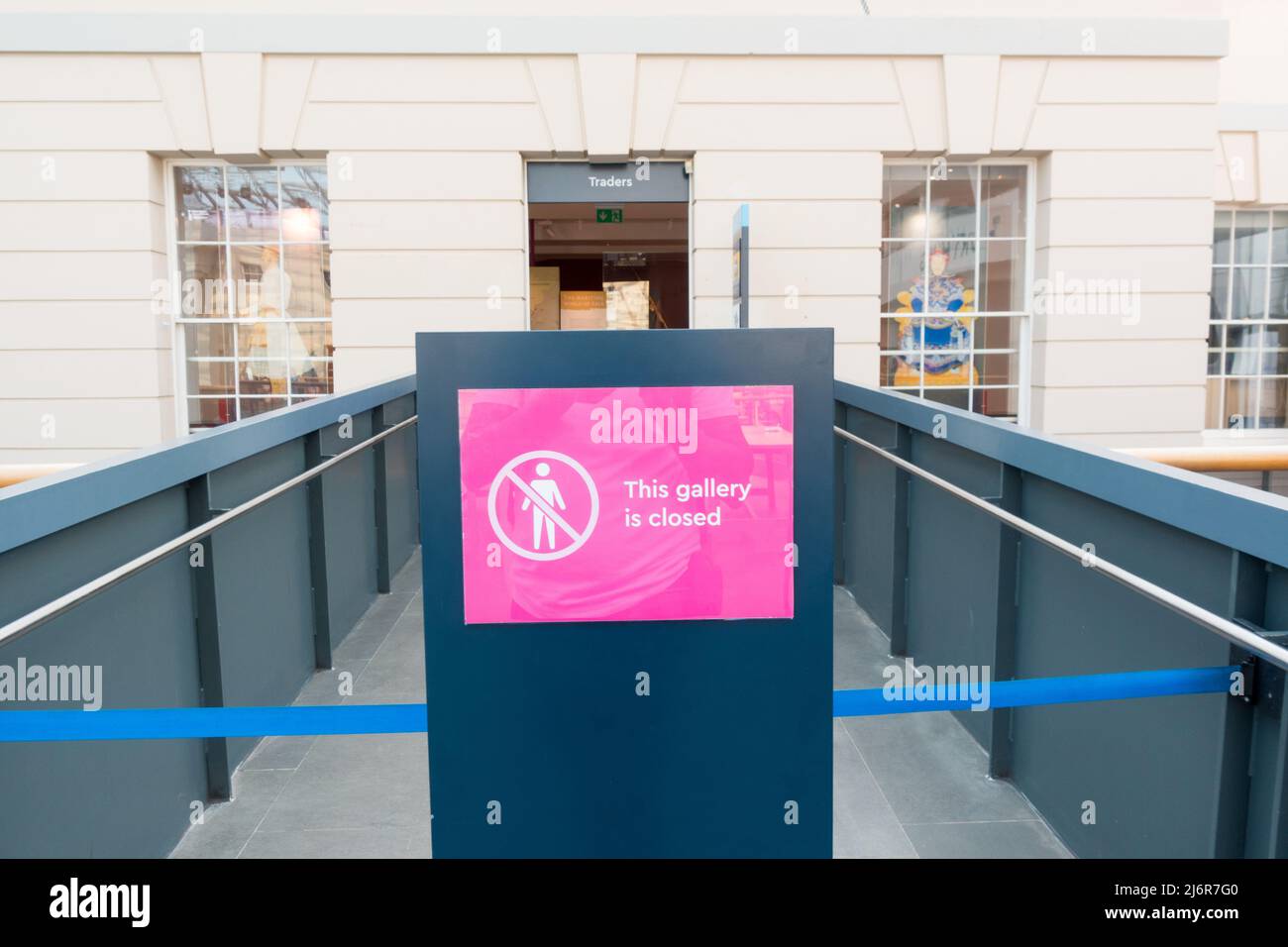 Closed public gallery hi-res stock photography and images - Alamy
