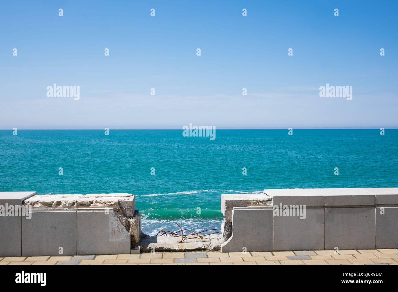 Rounded boulder on a beach hi-res stock photography and images - Alamy