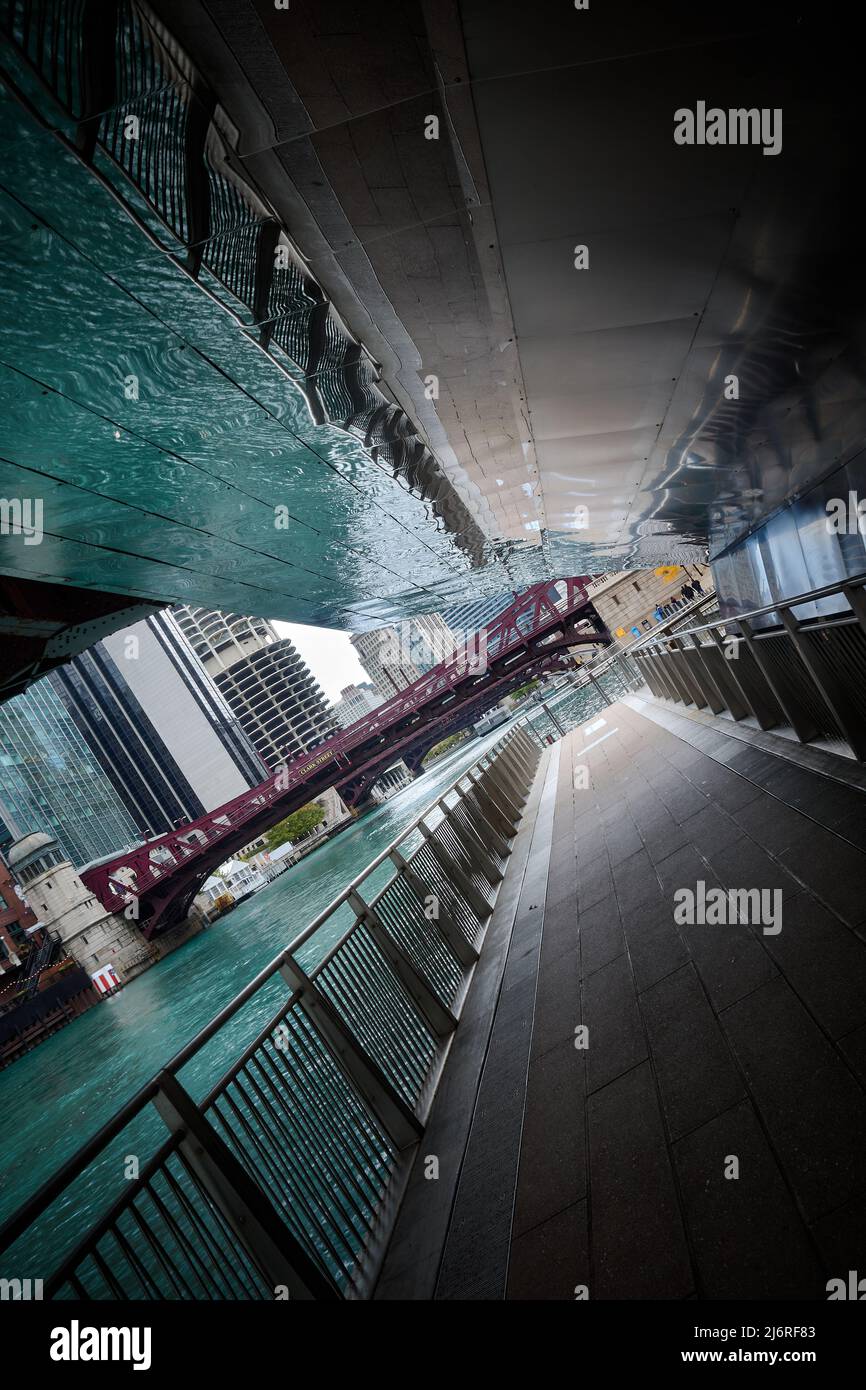 pedestrian walkway long the Chicago riverwalk Stock Photo - Alamy
