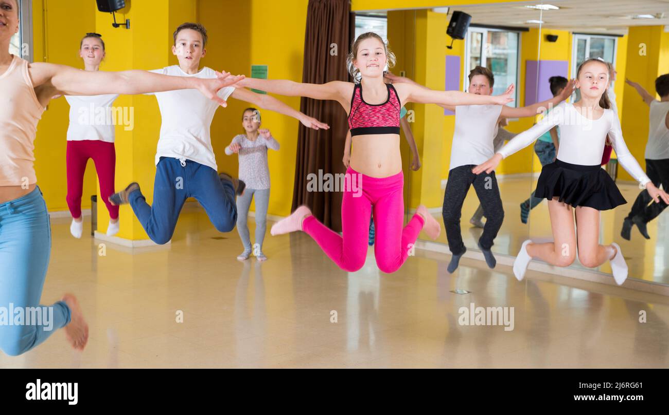 Group children trainer stretching hi-res stock photography and images ...