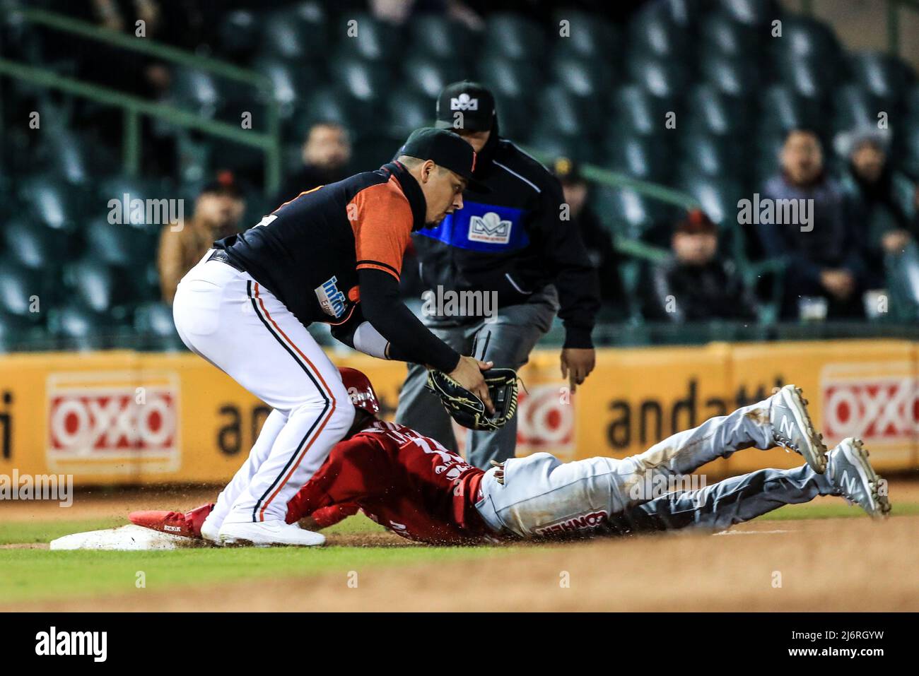Acciones del partido de beisbol entre Venados de Mazatlan vs Naranjeros ...