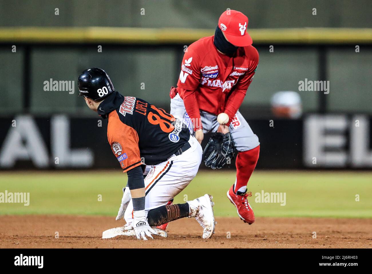 Acciones del partido de beisbol entre Venados de Mazatlan vs Naranjeros ...