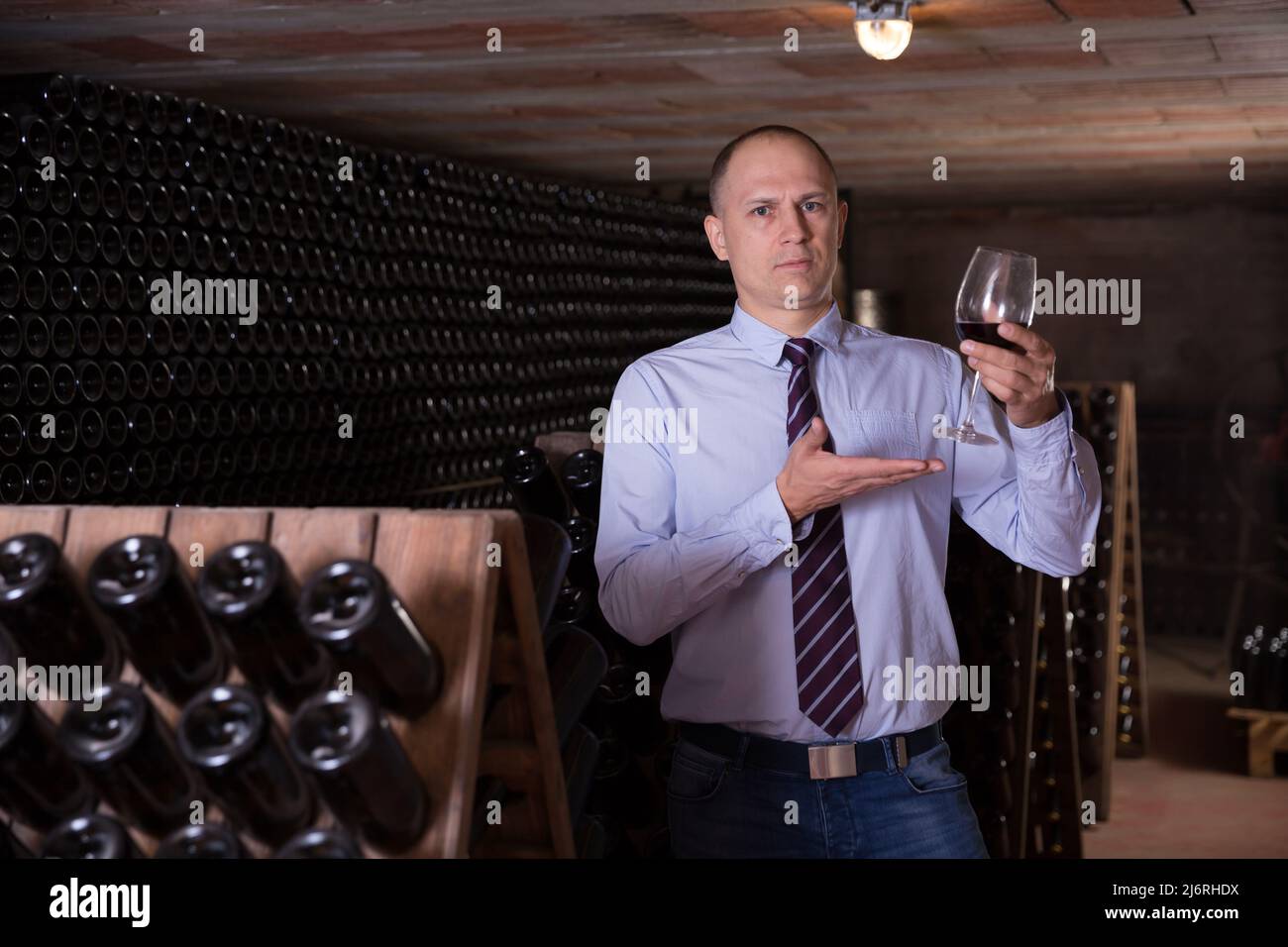Winemaker inviting to tasting red wine Stock Photo - Alamy Winemaker inviting to tasting red wine Stock Photo - Alamy