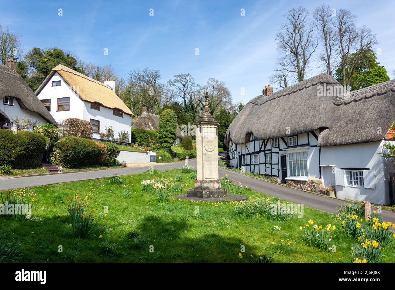 Thatched cottages and Village Green, Wherwell, Hampshire, England ...