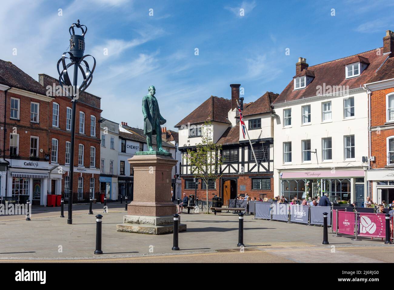 Pavement cafes, Market Place, Romsey, Hampshire, England, United ...
