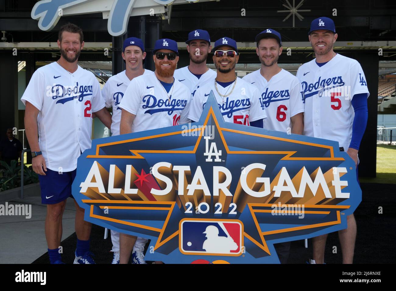 Los Angeles Dodgers players Clayton Kershaw (21), Walker Buehler (21 ...
