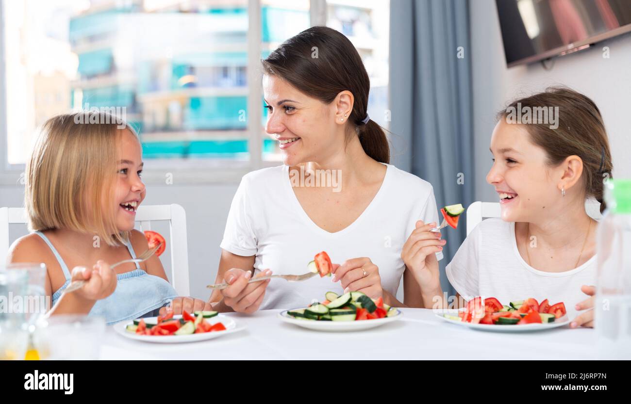 Friendly family dinner people eat hi-res stock photography and images ...