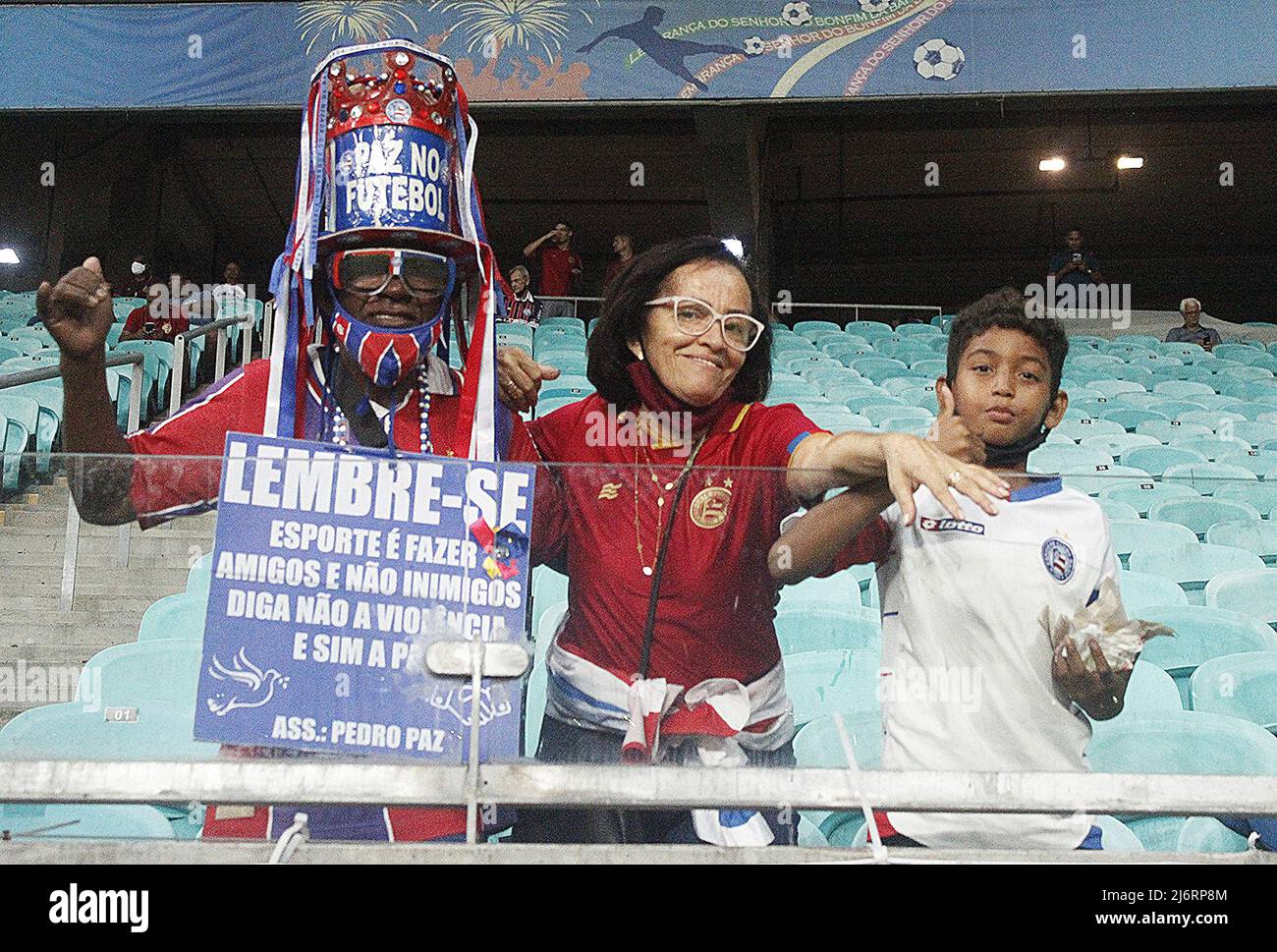 SALVADOR, BA - 03.05.2022: BAHIA X LONDRINA - In the photo, Bahia fans ...