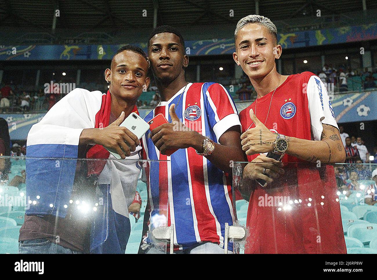 SALVADOR, BA - 03.05.2022: BAHIA X LONDRINA - In the photo, Bahia fans ...