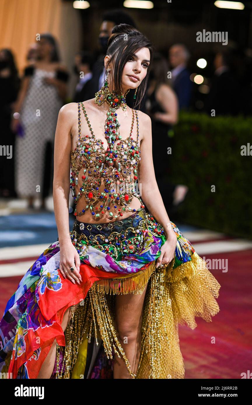 Emily Ratajkowski walking on the red carpet at the 2022 Metropolitan ...