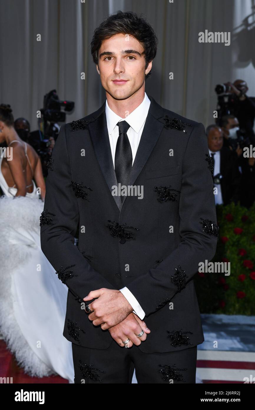 Jacob Elordi walking on the red carpet at the 2022 Metropolitan Museum ...