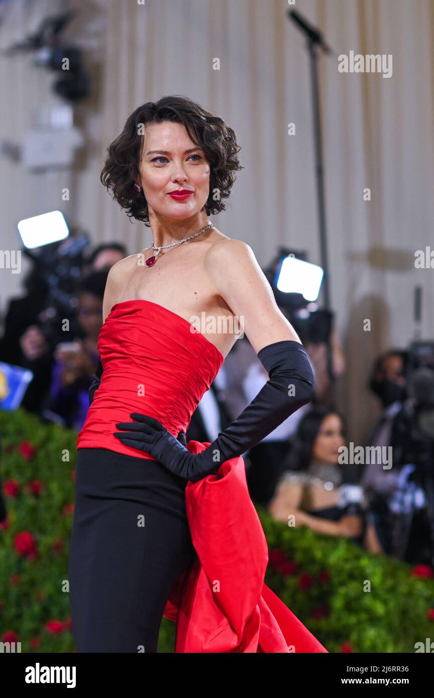 Shalom Harlow walking on the red carpet at the 2022 Metropolitan Museum of Art Costume Institute ...