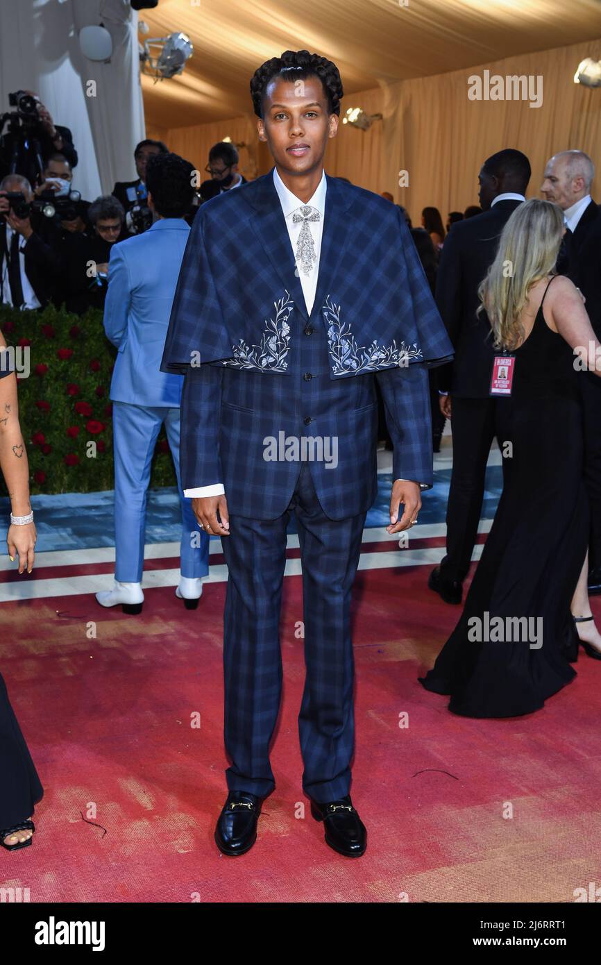Stromae walking on the red carpet at the 2022 Metropolitan Museum of ...