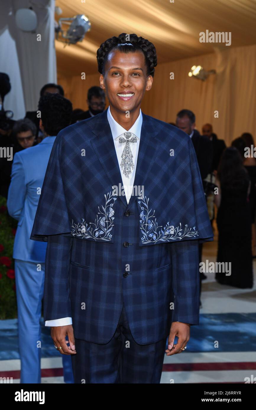 Stromae walking on the red carpet at the 2022 Metropolitan Museum of ...