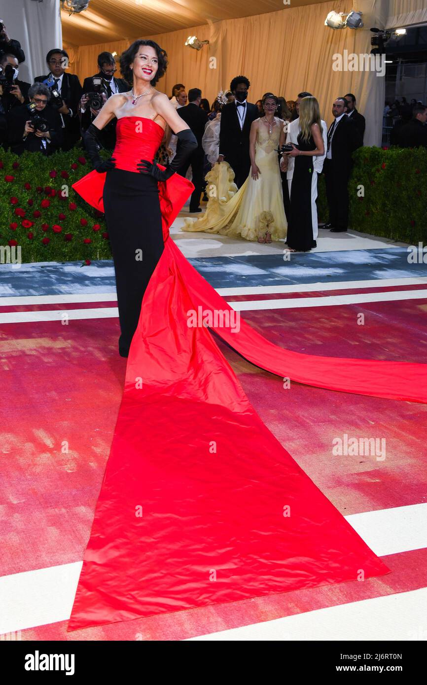 Shalom Harlow walking on the red carpet at the 2022 Metropolitan Museum of Art Costume Institute ...