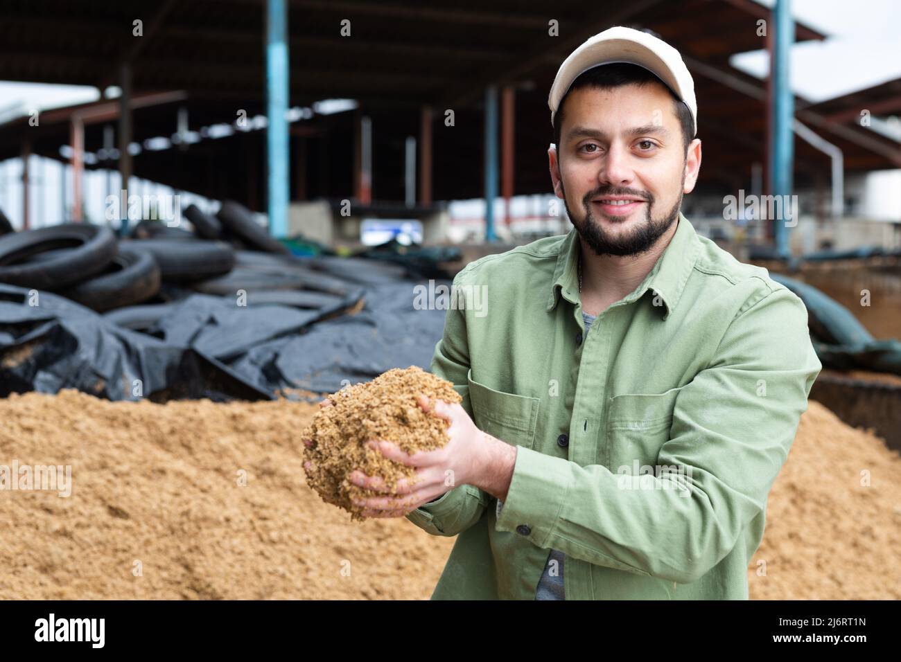 Man hand holding checks quality hi-res stock photography and images - Alamy