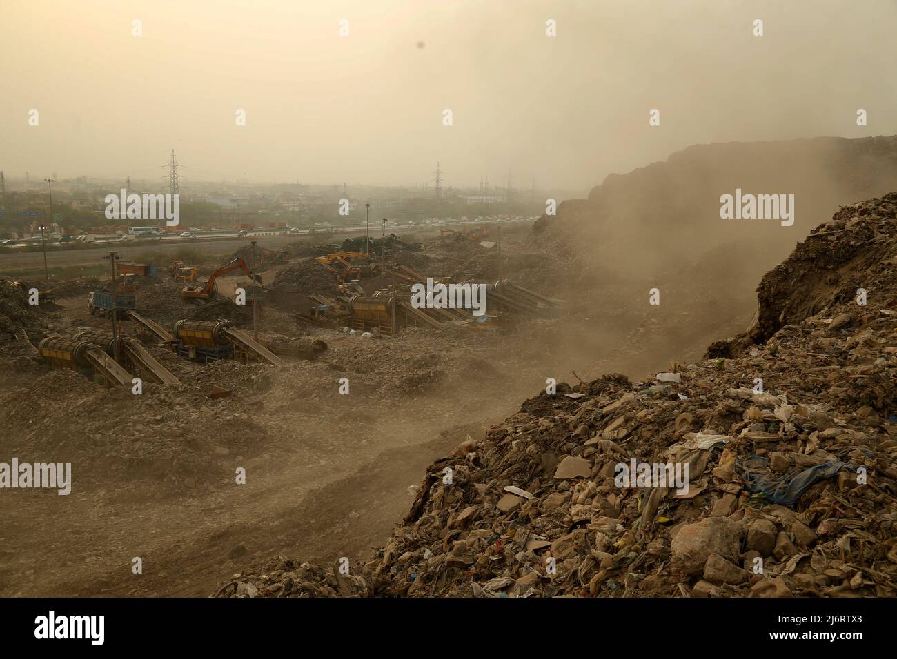 Garbage dumping at the Bhalswa landfill site spread over 36 acre ...