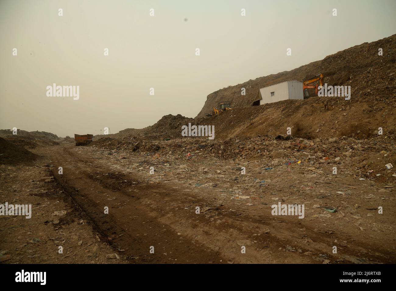 Garbage dumping at the Bhalswa landfill site spread over 36 acre ...