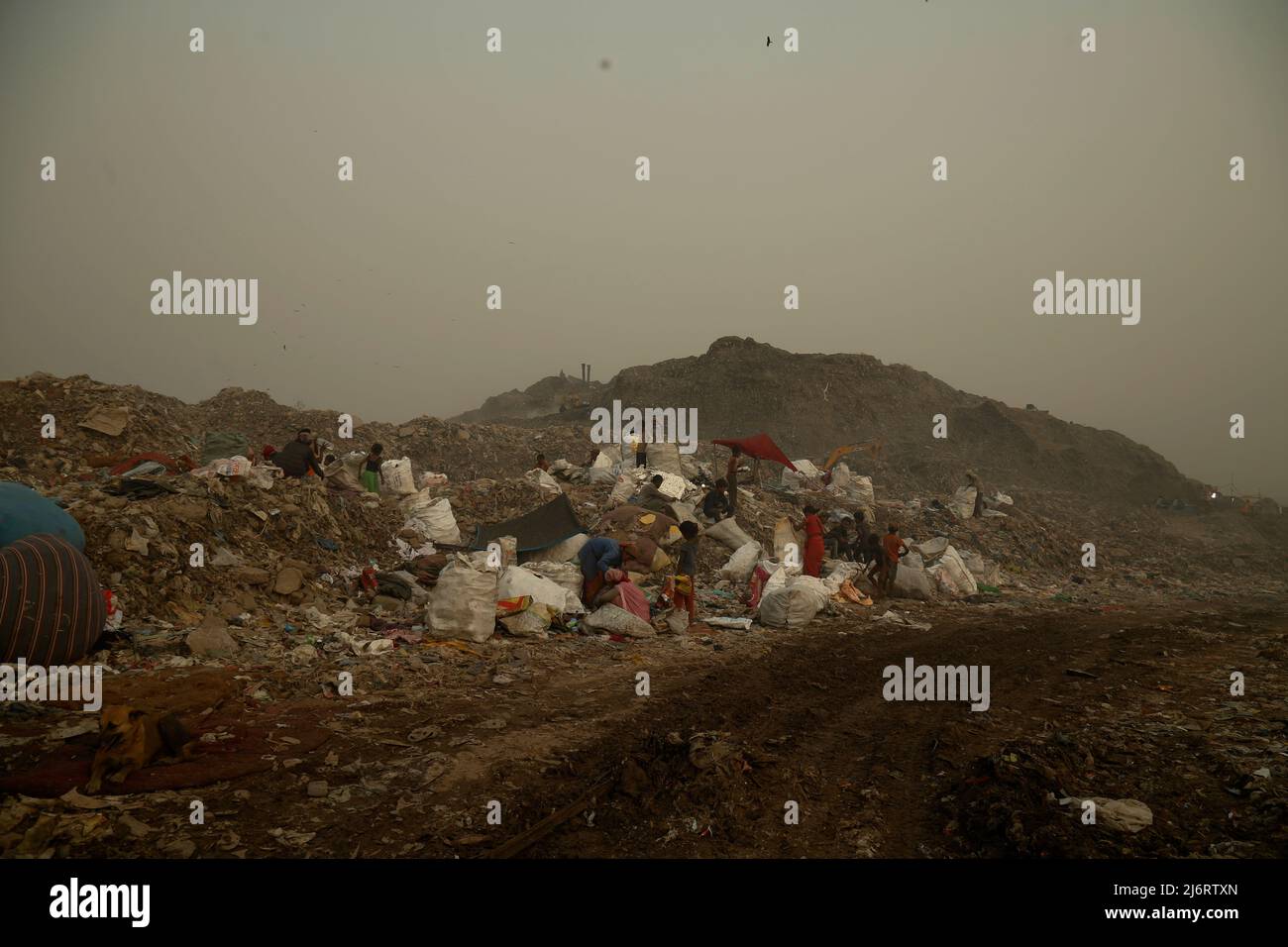 Garbage dumping at the Bhalswa landfill site spread over 36 acre ...