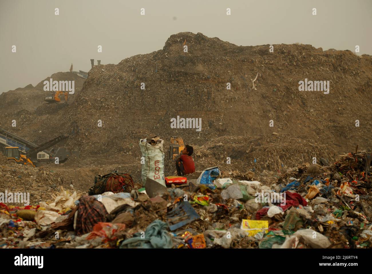 Garbage dumping at the Bhalswa landfill site spread over 36 acre ...