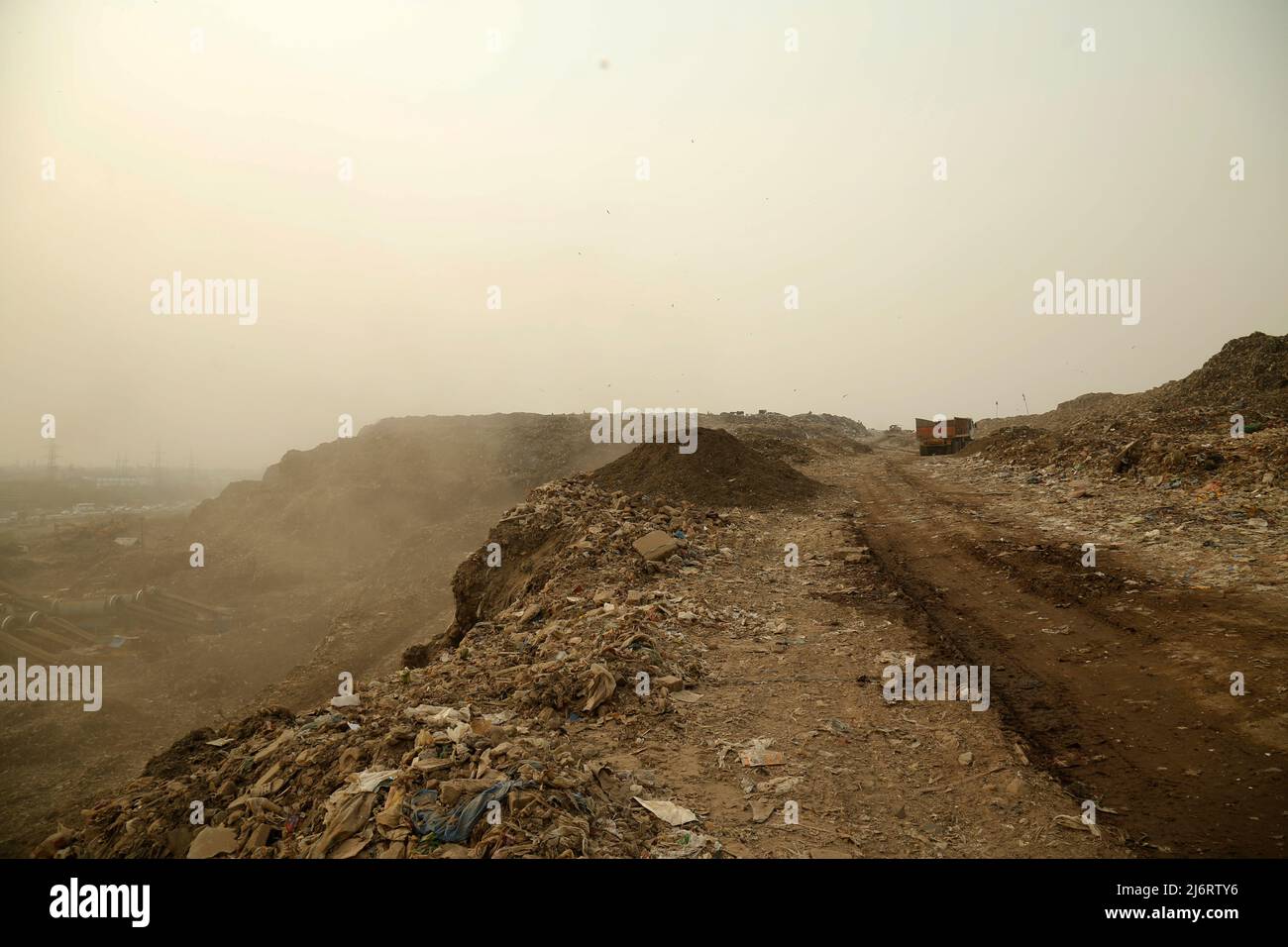 Garbage dumping at the Bhalswa landfill site spread over 36 acre ...