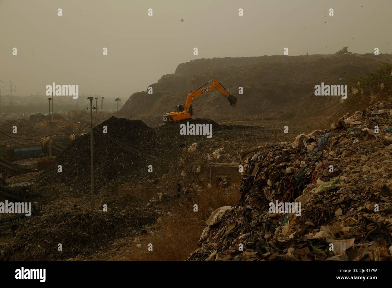 Garbage dumping at the Bhalswa landfill site spread over 36 acre ...