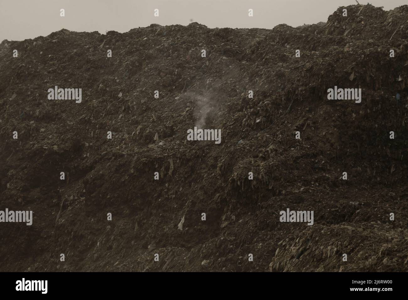 Garbage dumping at the Bhalswa landfill site spread over 36 acre ...