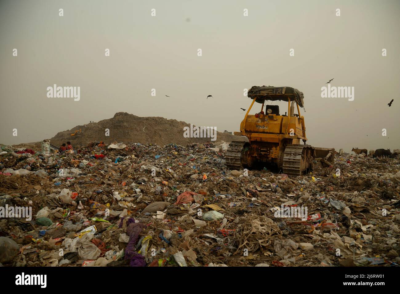 Garbage dumping at the Bhalswa landfill site spread over 36 acre ...