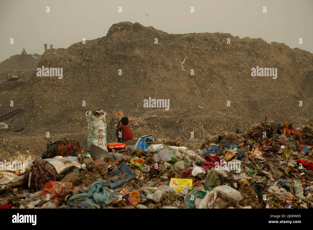 Garbage dumping at the Bhalswa landfill site spread over 36 acre ...