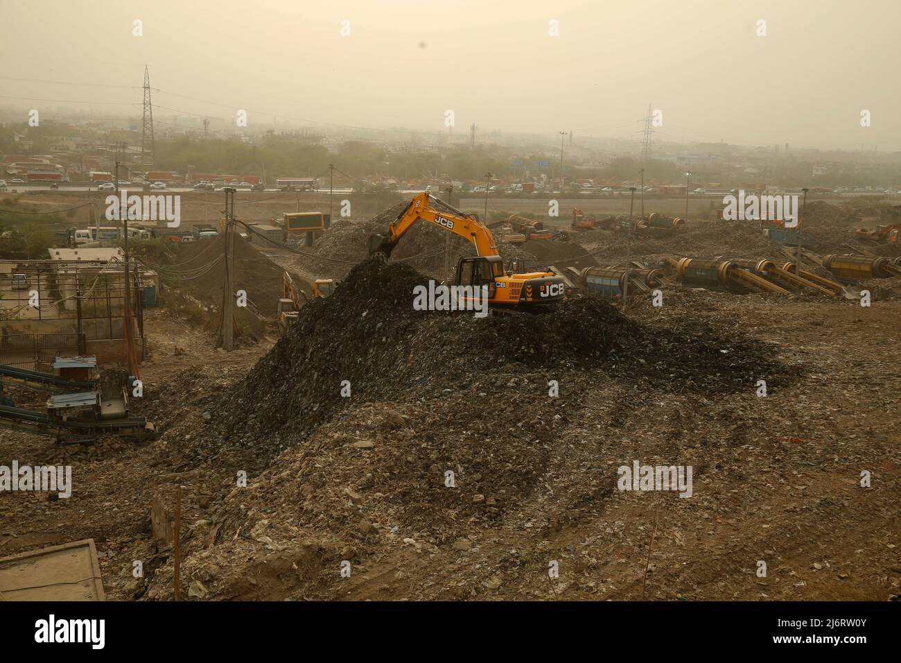 Garbage dumping at the Bhalswa landfill site spread over 36 acre ...
