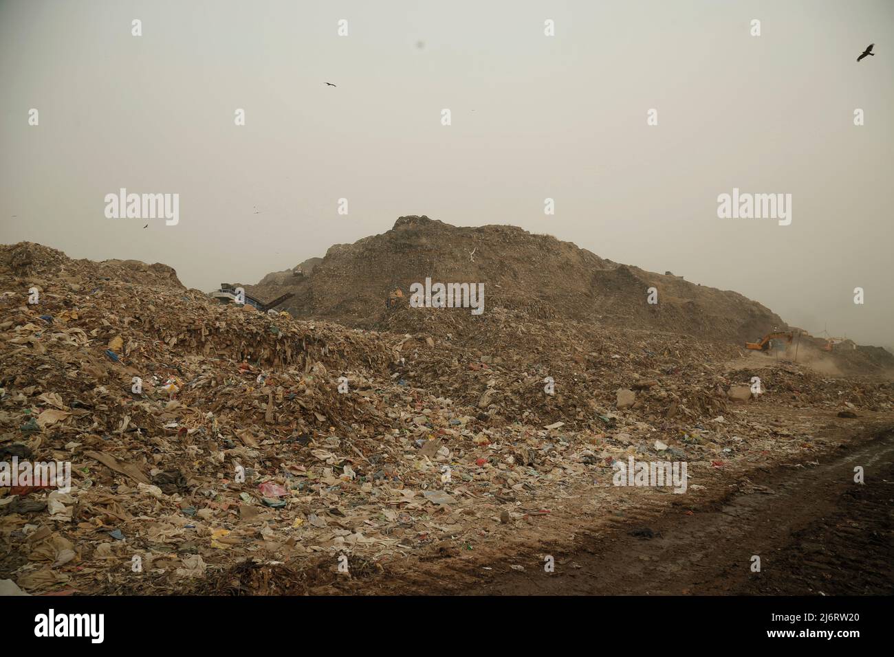 Garbage dumping at the Bhalswa landfill site spread over 36 acre ...