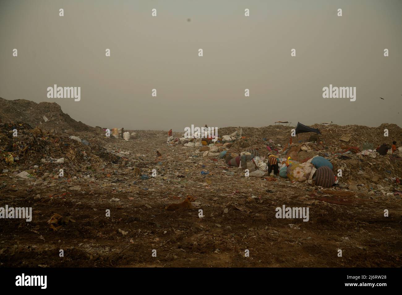 Garbage dumping at the Bhalswa landfill site spread over 36 acre ...