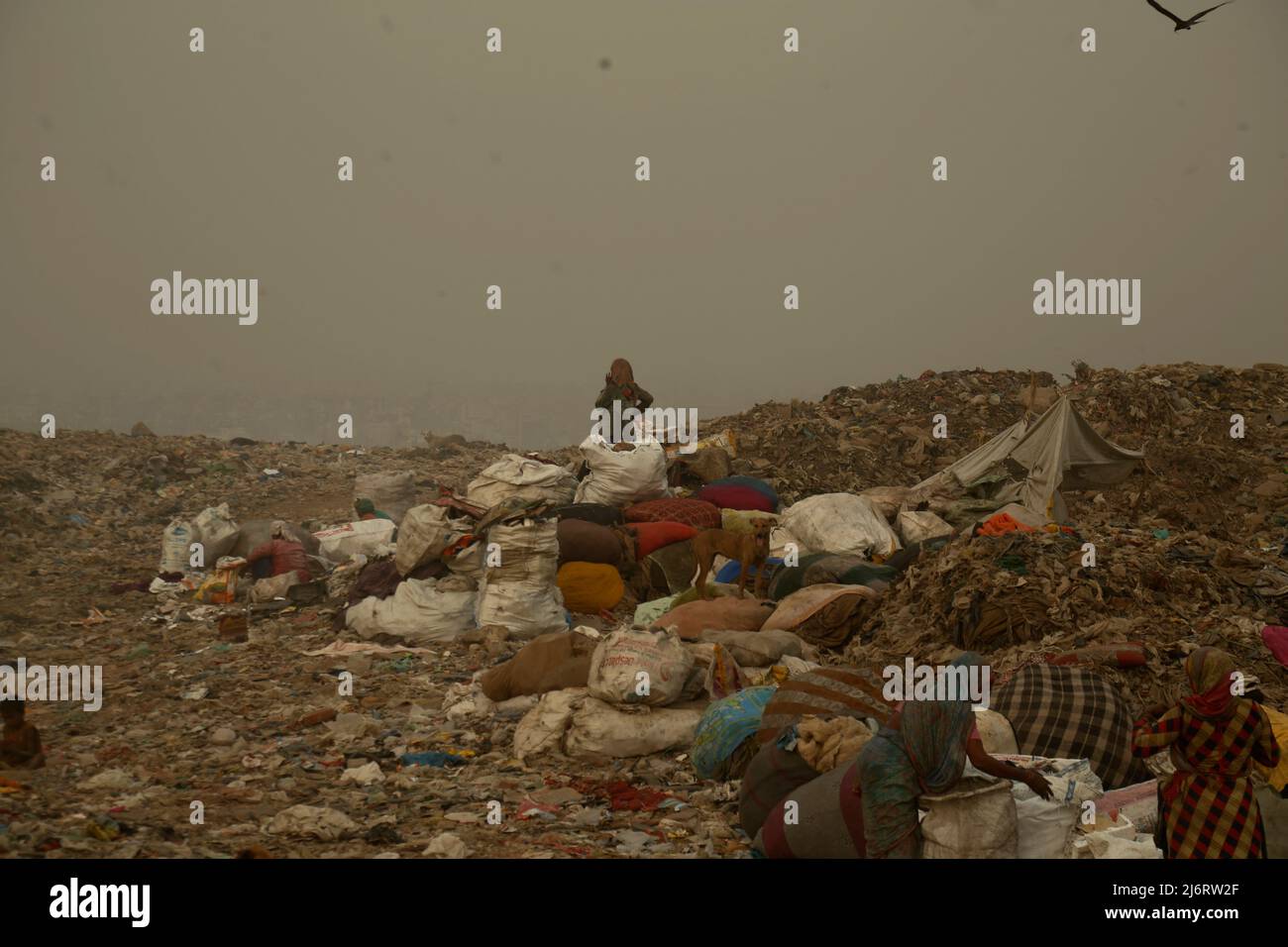 Garbage dumping at the Bhalswa landfill site spread over 36 acre ...