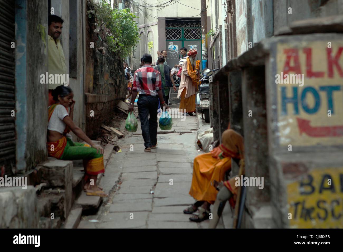 Scene of an urban alley in Varanasi, Uttar Pradesh, India Stock Photo ...