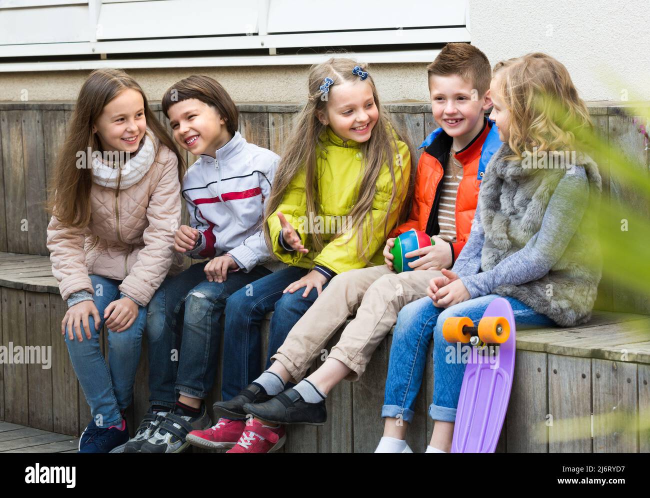 Junior kids chatting outdoor Stock Photo - Alamy