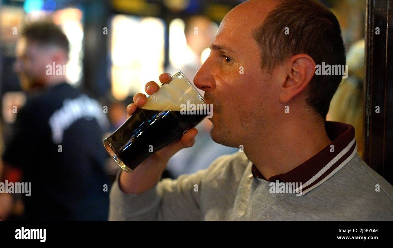 Customers having drink drinks hi-res stock photography and images - Alamy